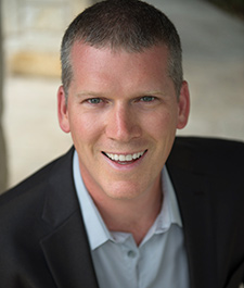 Eit mirakel: Mike Adams kan snakke igjen – saksyndig